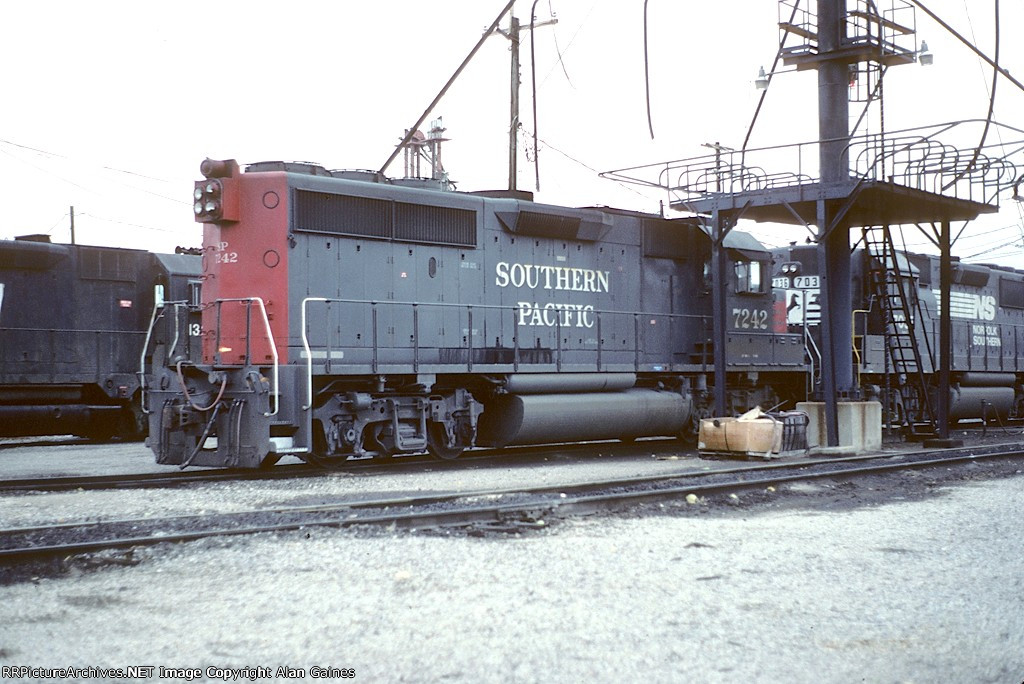 SP GP40-2 7242